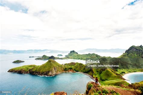 Padar 섬 이스트 누 사 Tenggara 인도네시아의 코모도 국립 공원 산들과 바위와 놀라운 해양 바다 경치 0명에 대한