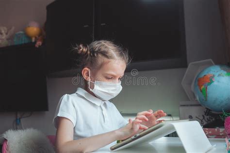 Caucasiaans Pretentieel Meisje Met Een Medisch Masker Op Haar Gezicht