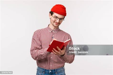 허리 까지 초상화 재미 귀여운 수염 남자 빨간 비니 안경 강의 중에 메모를 적어 Grocceries의 목록을 만들거나 일기 프로젝트 흰색 배경에 작업으로 기쁘게 미소