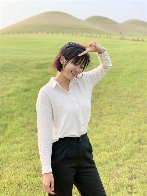 အလန်းစားပို့စ်ပေးရင်းဓာတ်ပုံဘေးက Sexyဆန်ဆန်ပြုလုပ်နေတဲ့ရုပ်ထုကြောင့် ပရိသတ်တွေကို တောင်းပန်လိုက