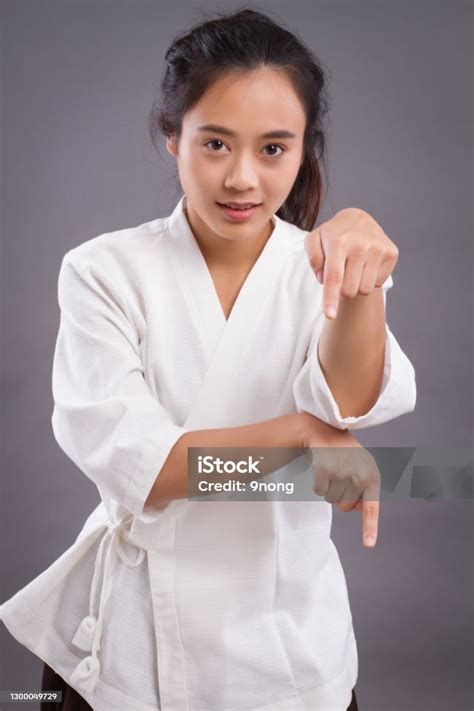 여자 전투기 초상화 중국 무술 공후 쿵푸 태극권 태극권 Mma 스튜디오 고립 초상화를 연습하는 아시아 여성 소녀 전투기 훈련
