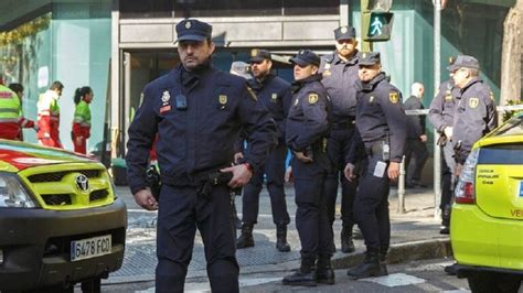 قطعها بمنشار وسكاكين شاب يقتل والدته ويشارك كلبه في أكل جثتها موقع