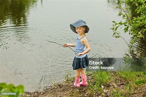 Gadis Kecil Memancing Di Danau Di Hutan Foto Stok Unduh Gambar