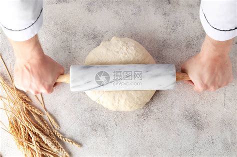 男人在厨房里滚面团顶视图高清图片下载 正版图片503943203 摄图网