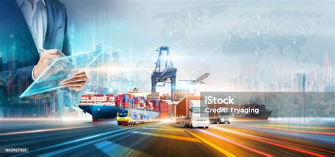 물류의 혁신 기술 디지털 미래 화물 운송 수입 수출 개념 태블릿 제어 온라인 추적 화물 배달 분포를 사용하는 관리자 도시 세계 지도 배경 화물 운송에 대한 스톡 사진 및