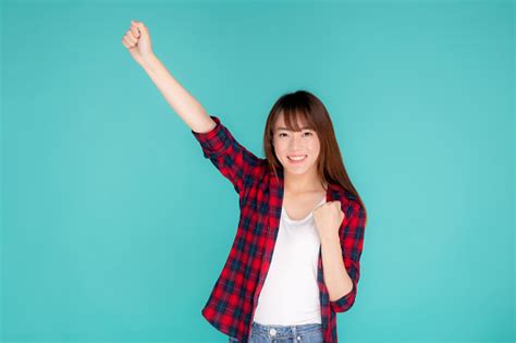 아름 다운 초상화 젊은 아시아 여자 미소 자신감과 흥분 여름 휴가 고립 된 블루 배경 뷰티 아시아 모델 소녀 즐길 여행 여행