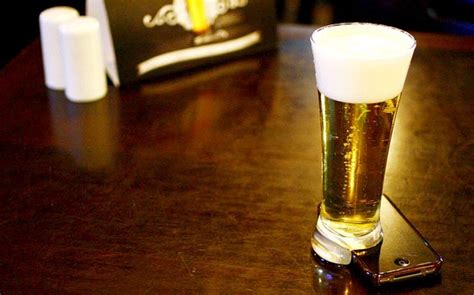 Offline Beer Glass Removes Smartphone Distraction From Drinking With