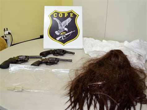 G1 Polícia apresenta preso a roupa de mulher utilizada no dia do