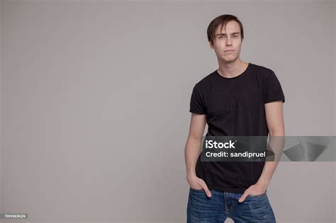 검은 T 셔츠와 청바지에 흰색 젊은 남자 감정 T 셔츠에 대한 스톡 사진 및 기타 이미지 T 셔츠 검은색 귀여운 Istock