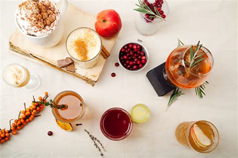 다양 한 겨울 칵테일 세트 Mulled 와인 달걀 술 리 몬 첼로 구식 코코넛 마가리타 화이트 린 넨 배경입니다 0명에 대한
