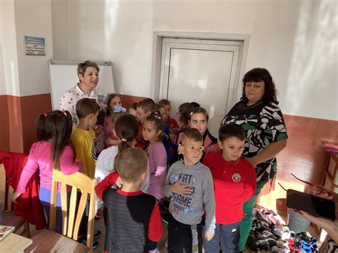 Скъпи гости четат приказки на учениците от първи клас г жа Петрова от