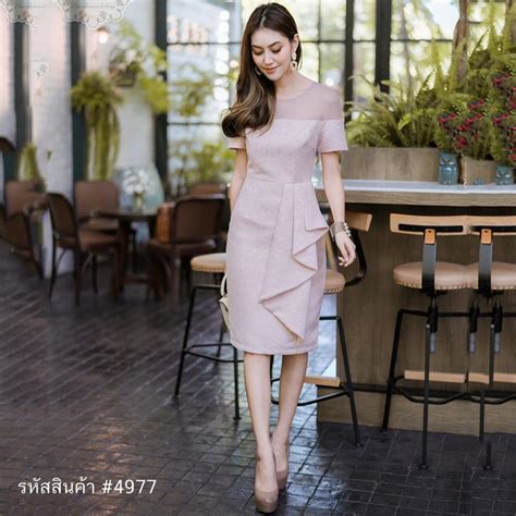 ชุดเดรสออกงานสีชมพู ทรงเข้ารูป ผ้าอัดลาย ช่วงไหล่ซีทรู เอวแต่งจีบ ทรงเข้ารูป เรียบหรู สวย ดูดี