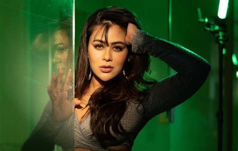 Actress Sneha Gupta Impresses With Spontaneous Dance Mastery On Set