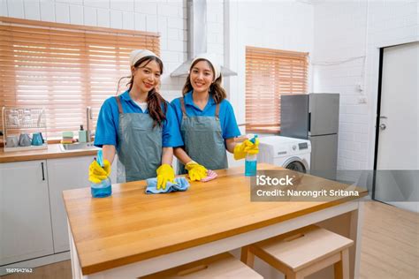 Potret Dua Pembantu Rumah Tangga Asia Atau Pembantu Rumah Tangga Wanita