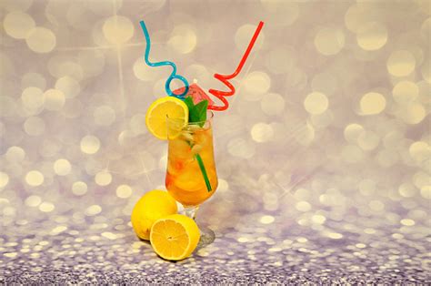 얼음이 있는 레몬 주스의 키가 큰 유리와 회색 반짝이는 배경에 가장자리에서 감귤류 조각 각얼음에 대한 스톡 사진 및 기타 이미지 각얼음 감귤류 과일 고전 양식