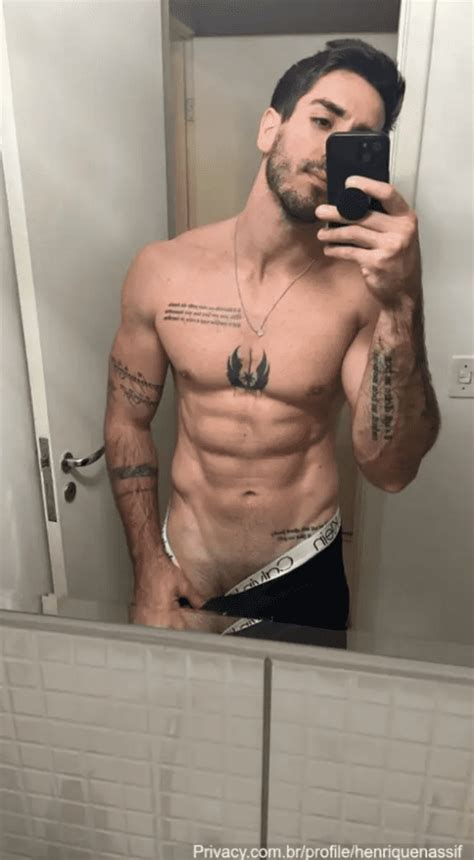 Vários nudes de Henrique Nassif pelado exibindo Pênis Famosos Nus