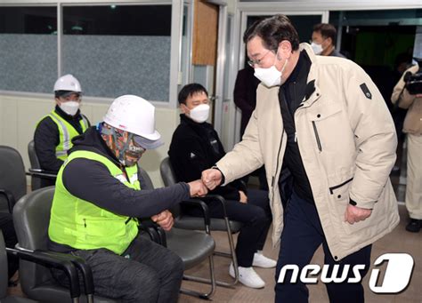 환경미화원 격려하는 이용섭 광주시장 뉴스1