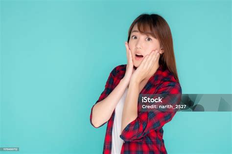 美しい肖像画若いアジアの女性は笑顔と驚きの旅行夏のファッションを身に着けている休暇での観光客で孤立した青の背景に女の子ショック表現と感情観光客