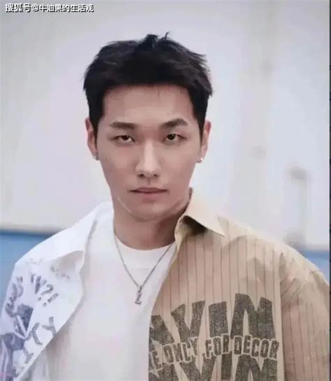 배우 장우기 젊은 연인과 외출 쌍둥이와 함께 행복한 가족 같은 모습