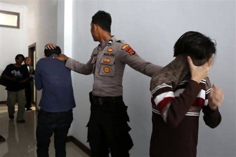 Two Men Having Sex With Woman Telegraph