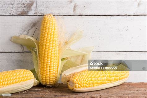 소박한 나무 테이블 근접 촬영에 개 암 나무 열매에 신선한 옥수수 0명에 대한 스톡 사진 및 기타 이미지 0명 건강한