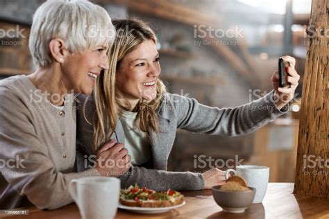 행복한 성인 딸과 그녀의 선임 어머니는 휴대 전화로 셀카를 찍고 딸에 대한 스톡 사진 및 기타 이미지 딸 어머니 행복