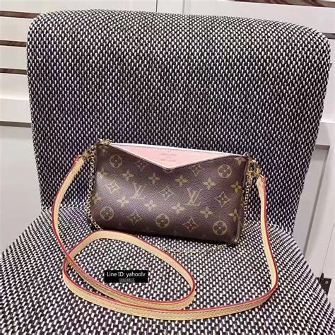 獨家實拍品質升級全鋼五金LV PALLAS CLUTH 手袋 M41639 Monogram帆布搭配柔軟粒面皮革的獨特設計創造出此款