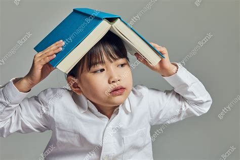 어린이 나이 초등학생 초등교육 교육 주제 공부 움직이는활동 학생 창의성 학습격차 소녀 여성 호기심 이미지 Jv12308433 게티이미지뱅크