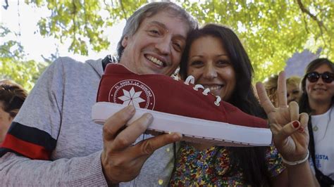 Cómo Son Las “zapatillas Militantes” Fabricadas Por Una Emprendedora