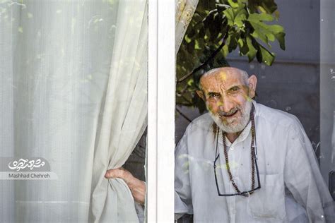 میرزا علی‌اکبر قبض ۱۱۰ همسایه‌اش را پرداخت می‌کند