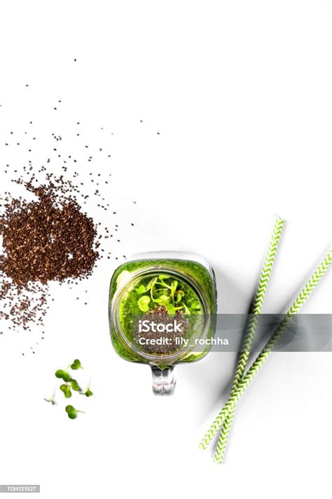 시금치 Cress 녹색 종자 치아의 스무디 흰색 배경에 고립 텍스트의 공간을 복사 합니다 건강 한 음식 다이어트 영양 개념입니다