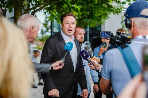 Elon Musk Denies Report He Spoke With Putin Before Tweeting Kremlin