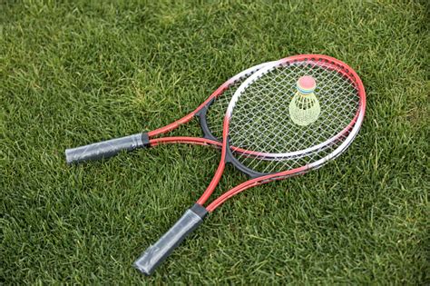 푸른 잔디에 두 배드민턴 라켓과 셔틀 콕의 높은 각도 보기 0명에 대한 스톡 사진 및 기타 이미지 0명 Filippo