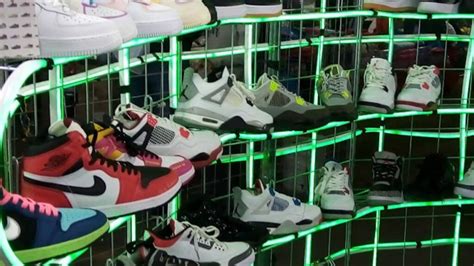 chilango Así es el tianguis nocturno para comprar tenis de lujo en la