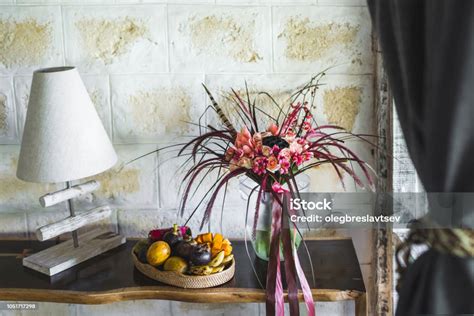 Boho 스타일 핑크 실크 리본 장미 국화와 열 대 식물으로 꽃다발 웨딩 0명에 대한 스톡 사진 및 기타 이미지 0명
