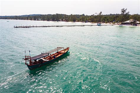 바다의 맑은 청록색 물에 보트 아일랜드 코 롱 삼로 엠 캄보디아의 해안 전통적인 캄보디아 보트 Koh Rong에 대한 스톡 사진