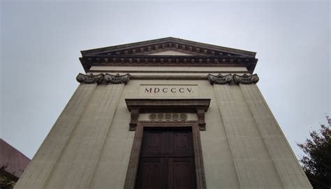 Edificio Histórico Con Fachada De Números Romanos · Foto De Stock Gratuita