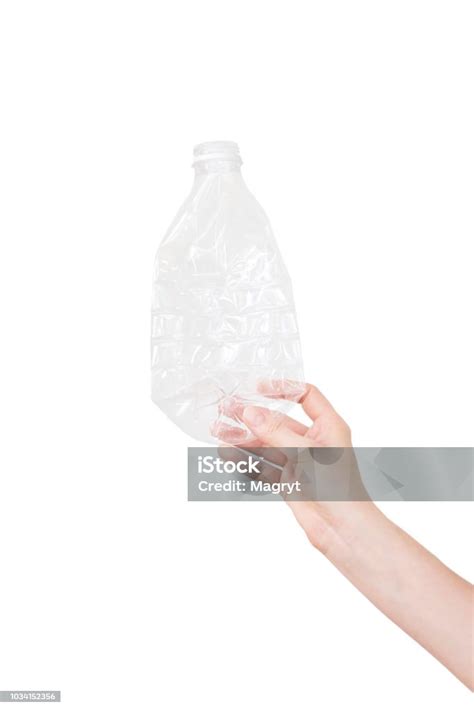 여성의 손을 잡고 빈 흰색 절연 플라스틱 병 짓 눌린 재활용 폐기물입니다 재활용 재사용 쓰레기 처리 자원 환경 및 생태 개념