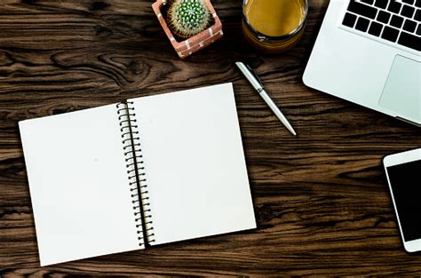 갈색 나무 사무실 책상 테이블 책 펜 선인장 및 최고 보기 및 복사 공간에서 작업 하기 위한 전화 0명에 대한 스톡 사진 및 기타 이미지 Istock