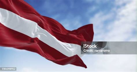 晴れた日に風になびくラトビア共和国の国旗 ラトビアのストックフォトや画像を多数ご用意 ラトビア 旗 ラトビア国旗 Istock