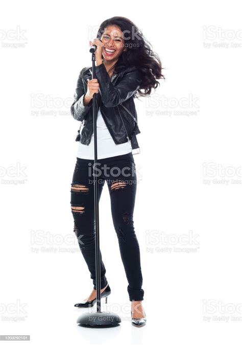 가죽 재킷을 입고 마이크 스탠드를 들고 라틴 아메리카와 히스패닉 민족 여성 20 24세에 대한 스톡 사진 및 기타 이미지 20 24세 20 29세 가죽 Istock