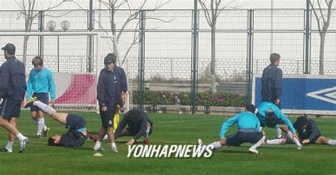 스트레칭하는 한국 축구팀