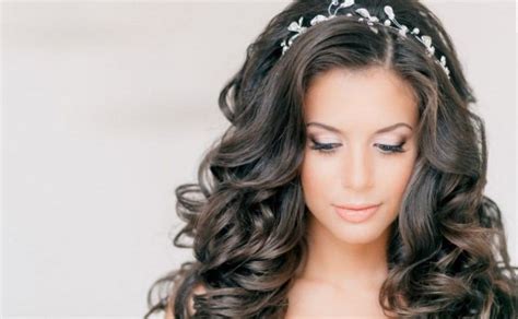 Весільна зачіска з діадемою