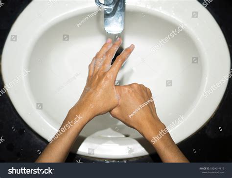손을 제대로 씻는 방법 스톡 사진 1820014616 Shutterstock