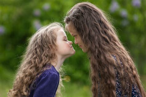 Sisters Kissing Bilder Stock Fotos And Videos Adobe Stock