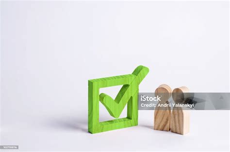 2 개의 나무 인간 숫자 상자에서 녹색 틱 옆에 함께 서 선거와 사회 기술 개념입니다 자원 봉사자 정당 후보자 지역구