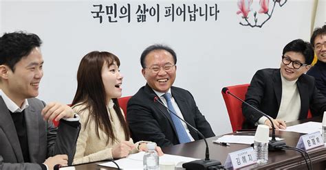 ‘장애가 있다 Or 앓다 김예지의 퀴즈쇼 한동훈의 점수는