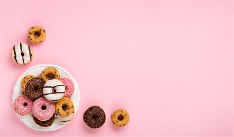 ピンクの背景にドーナツドーナツとチョコレートと振りかけ おやつのストックフォトや画像を多数ご用意 おやつ アイシング アメリカ文化