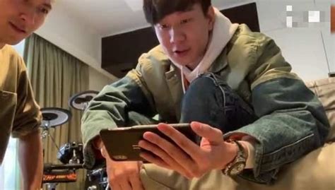 林俊杰挑战超搞笑绕口令 谢霆锋竟笑成这样！ 新加坡新闻