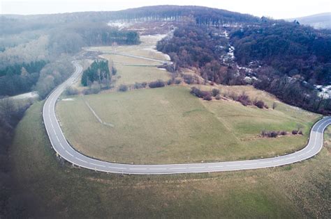 눈의 약간 공중 최고 보기의 겨울 숲 및 구불구불한 시골도로 0명에 대한 스톡 사진 및 기타 이미지 0명 겨울 계절 Istock